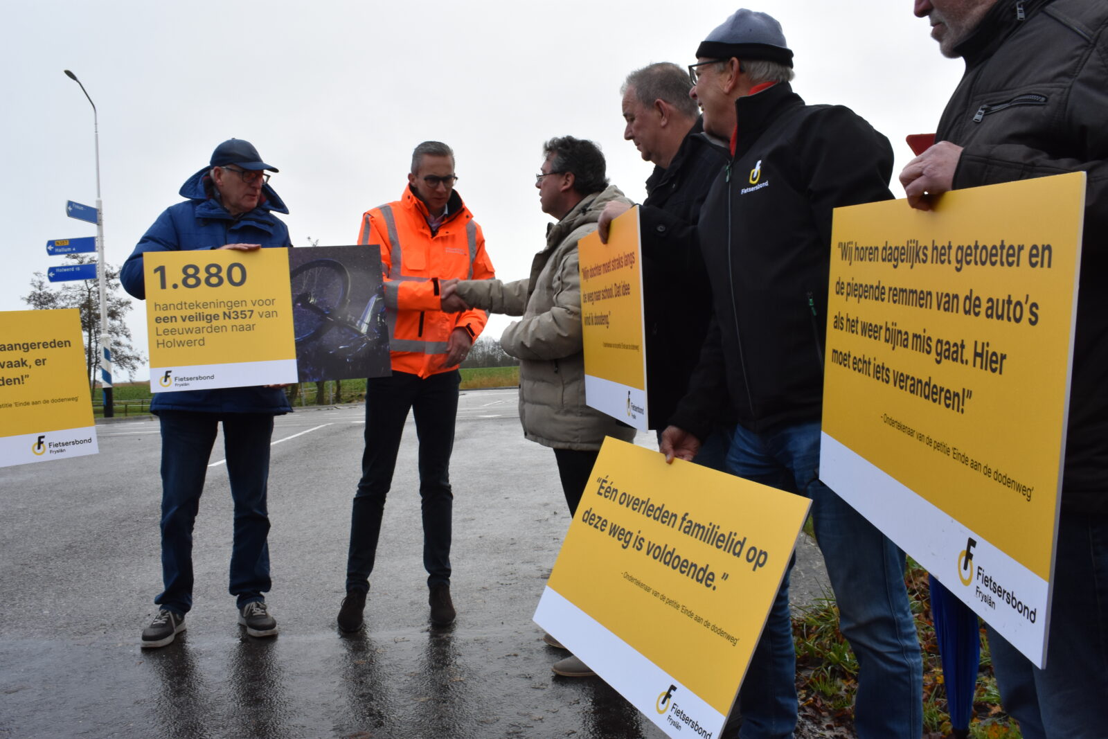 Petitie "Einde aan de Dodenweg" overhandigd aan gedeputeerde de Vries ...